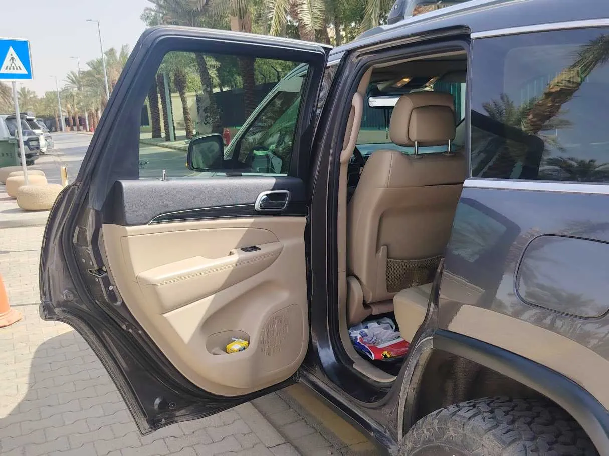 Jeep Grand Cherokee for sale: SAR 70,000 - 135,620 KM, 2019 | CarSwitch